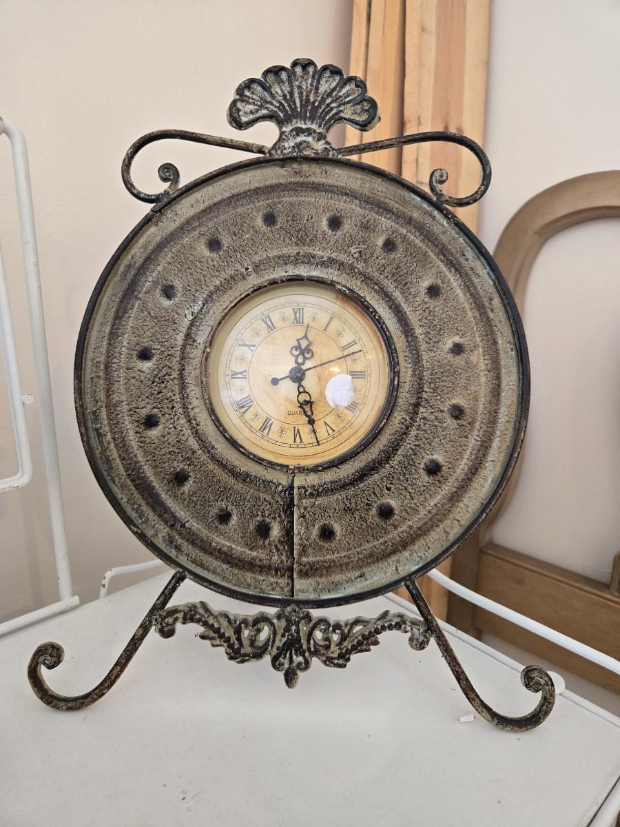 Metal clock | EstateSales.org