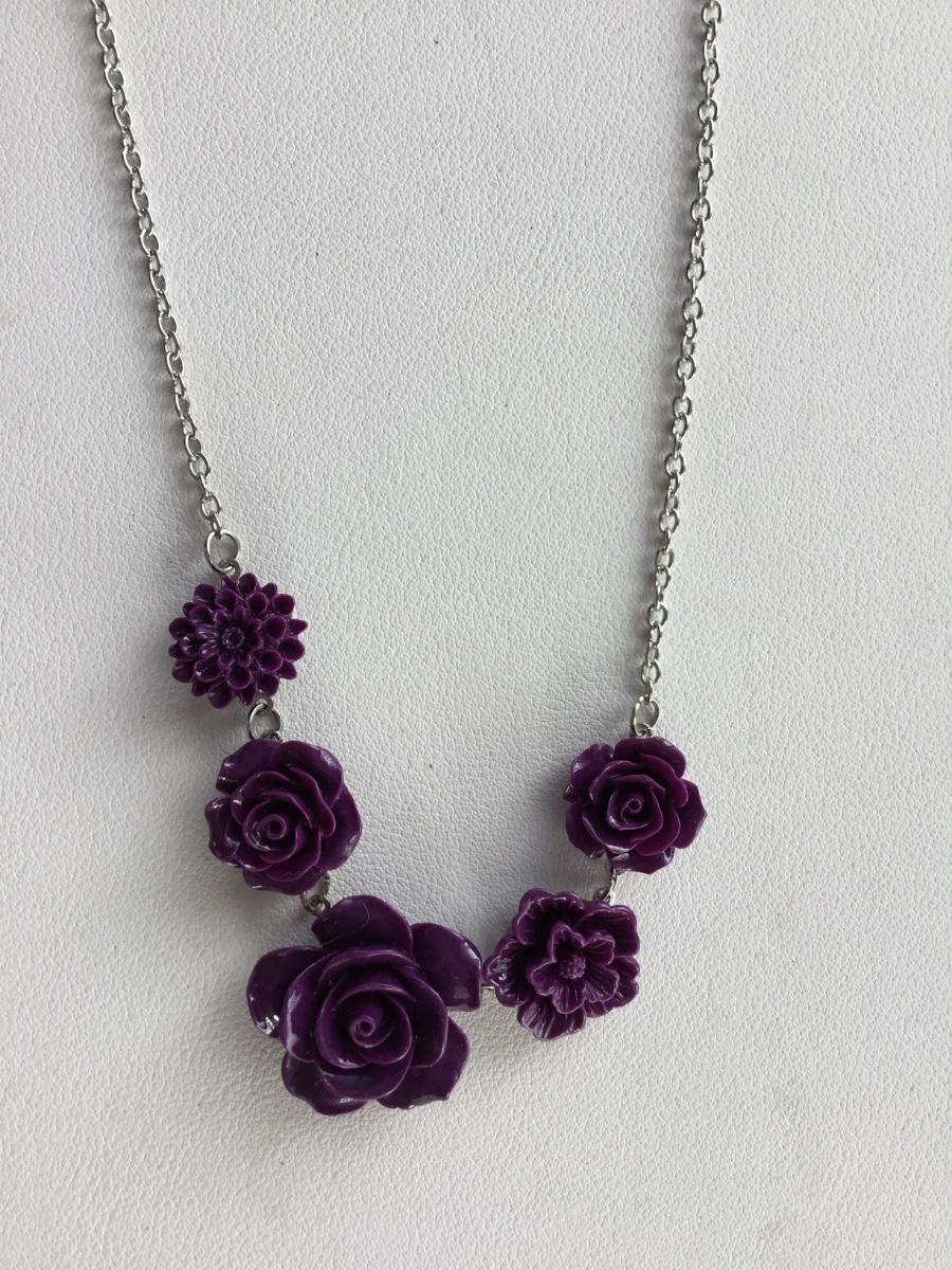 Beautiful purple flower necklace with matching earrings | EstateSales.org