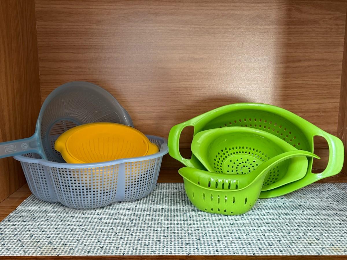 Plastic Strainers Lot | EstateSales.org