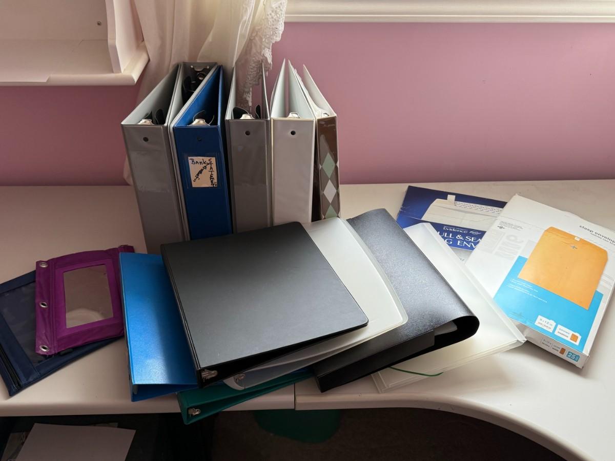 Binders Lot | EstateSales.org