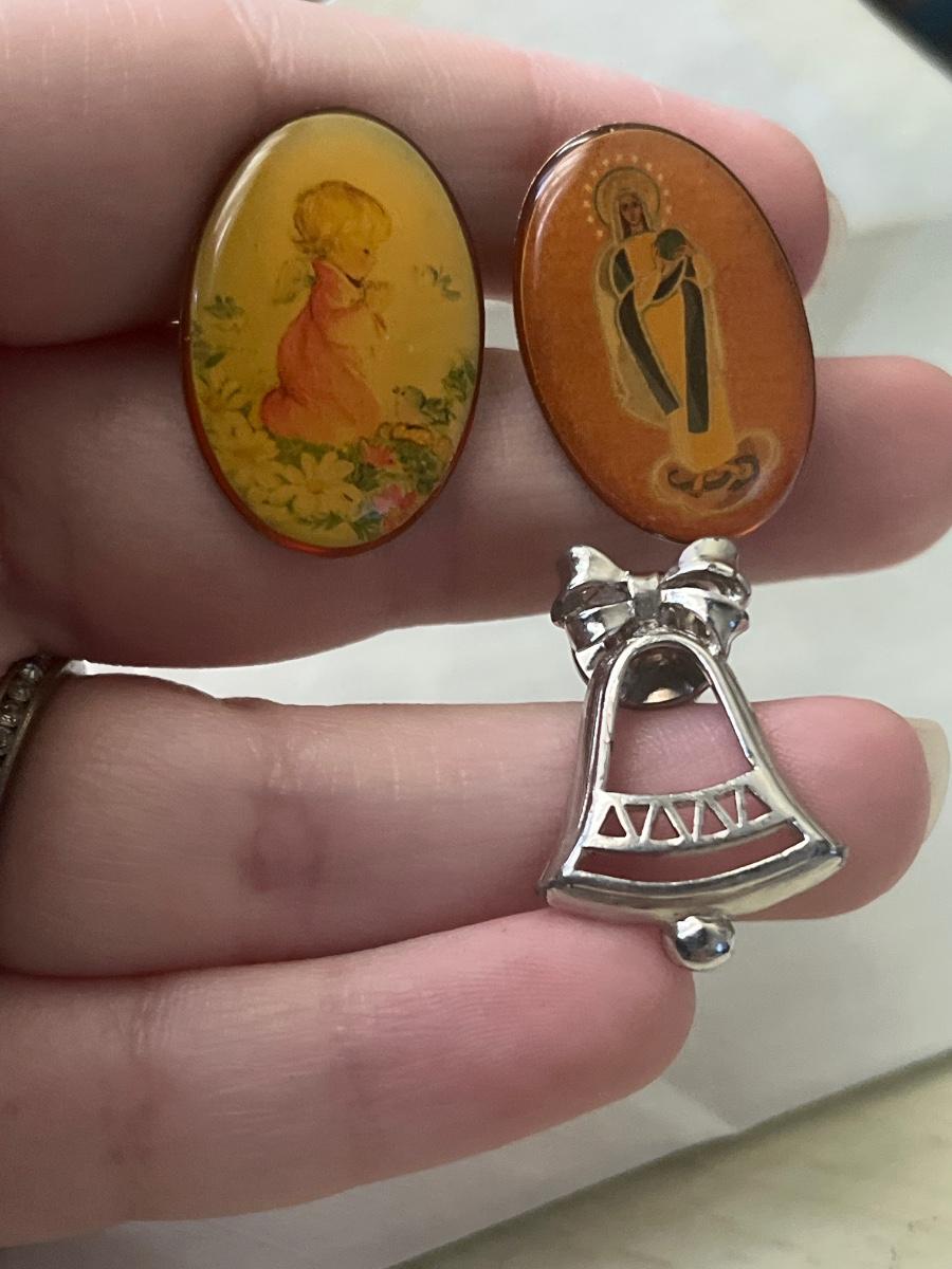Religious pins | EstateSales.org