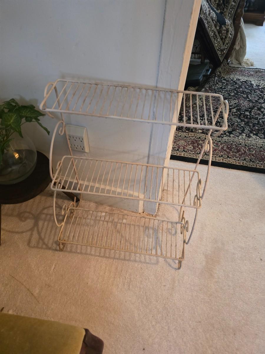 White rack | EstateSales.org