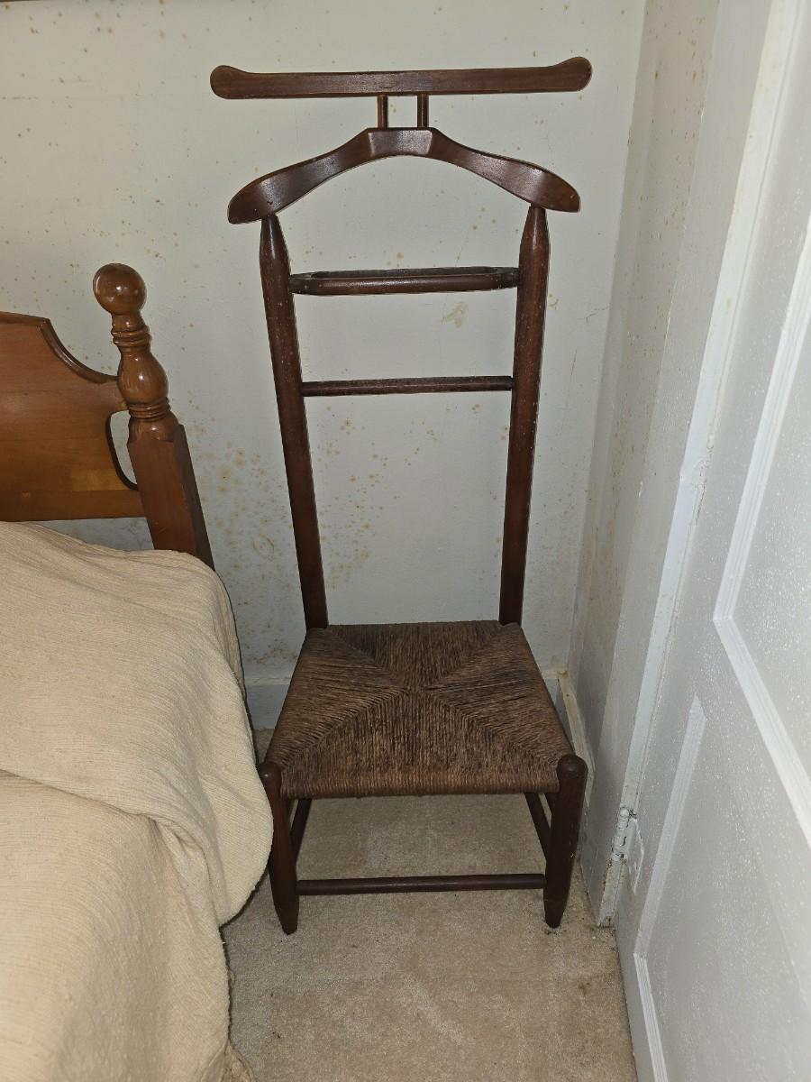 Coat rack/chair | EstateSales.org