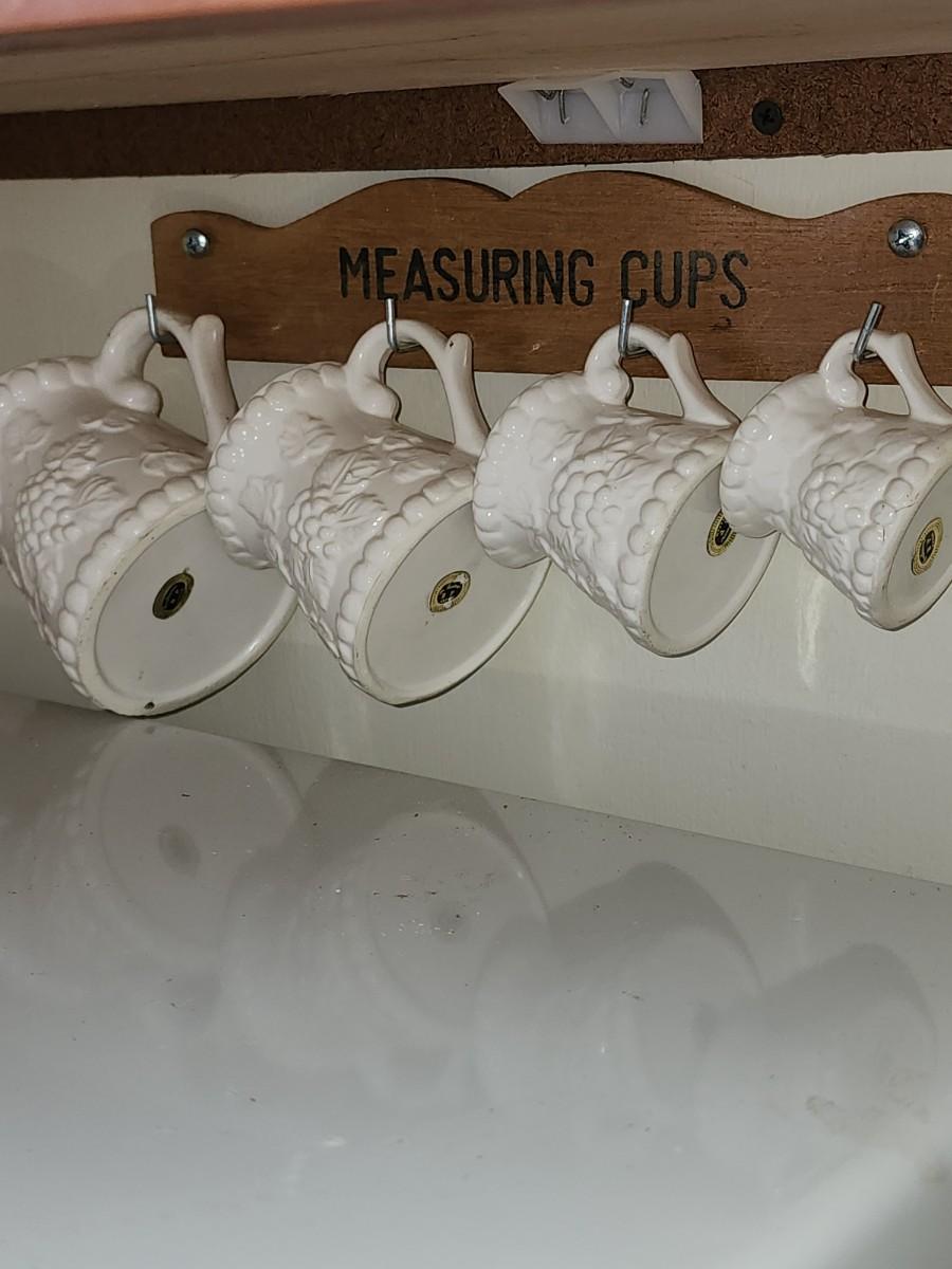 Decorative measuring cups | EstateSales.org