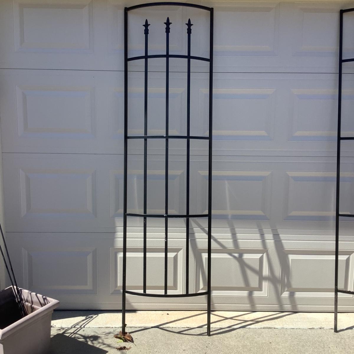 O672 Large Outdoor Black Metal Trellis (A) | EstateSales.org