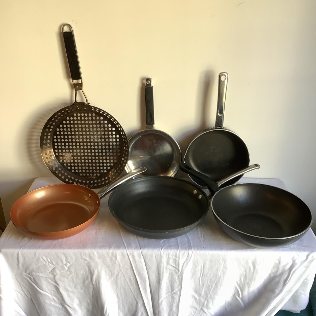 K8052 Lot of Six Assorted Kitchen Pans | EstateSales.org