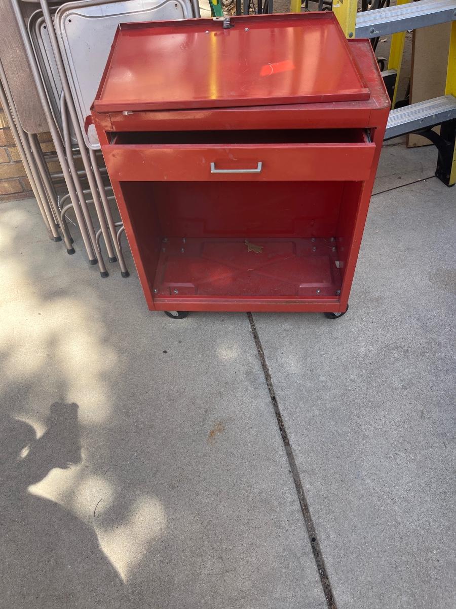 Red tool box | EstateSales.org