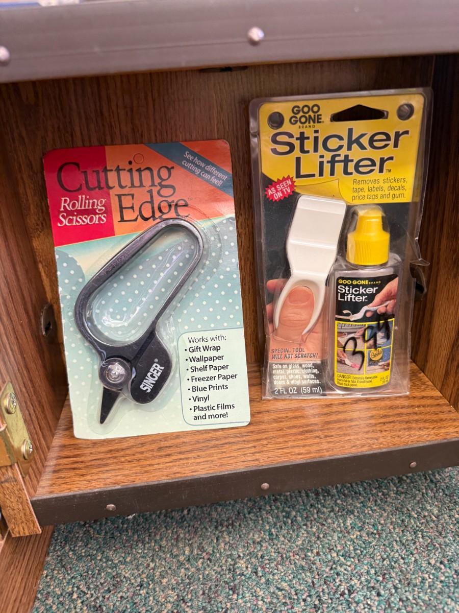 Cutting Edge sticker lifter | EstateSales.org