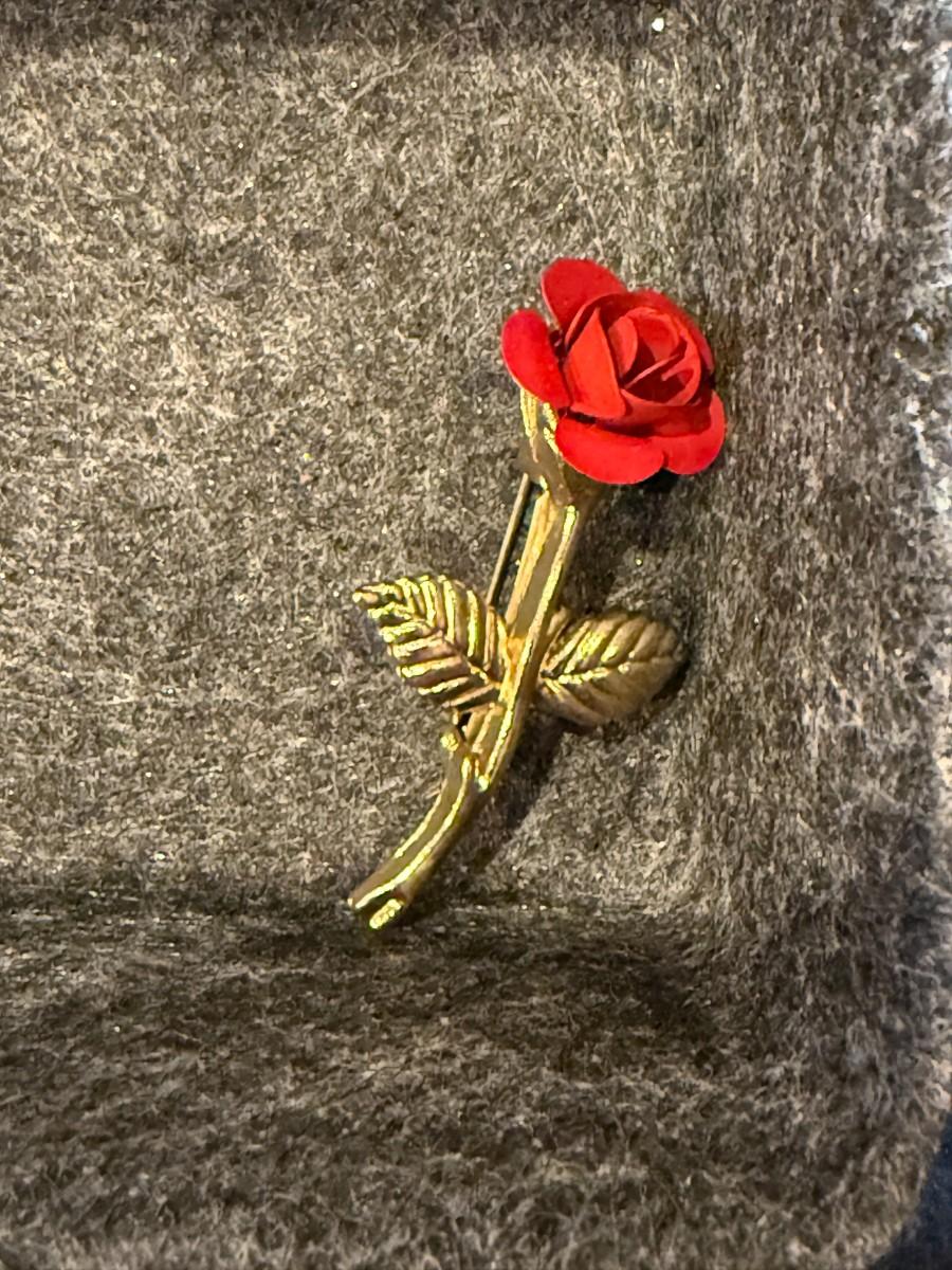 Rose Brooch | EstateSales.org