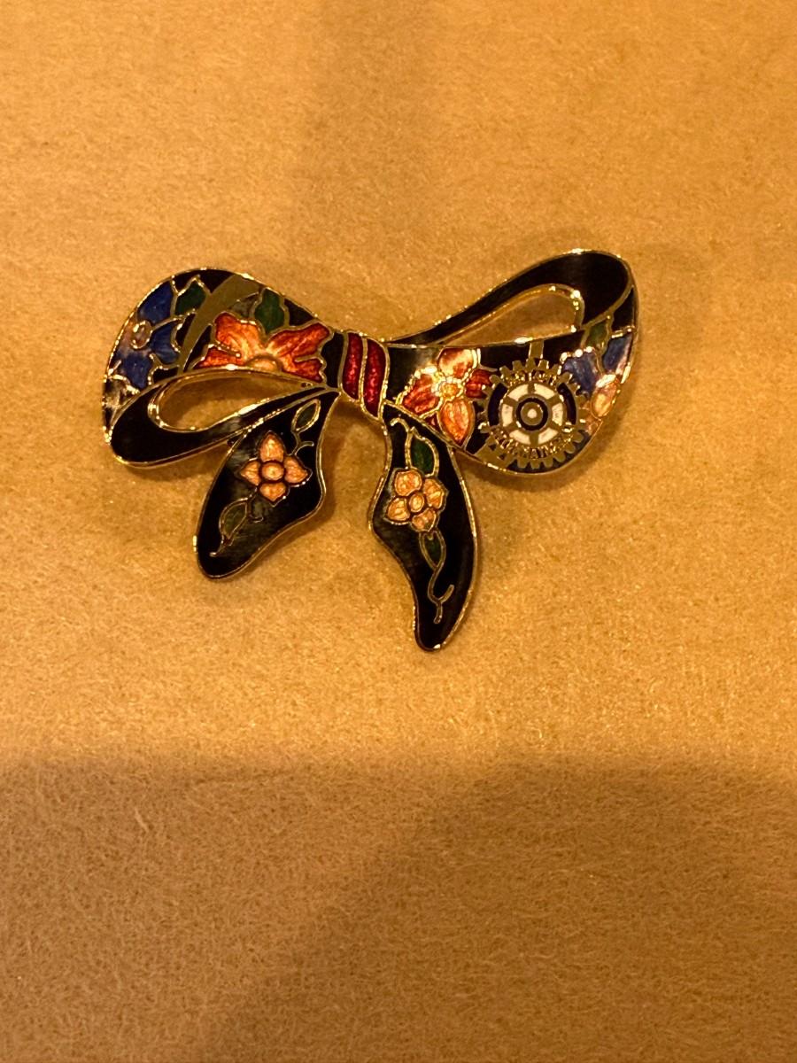 Ribbon Pin | EstateSales.org