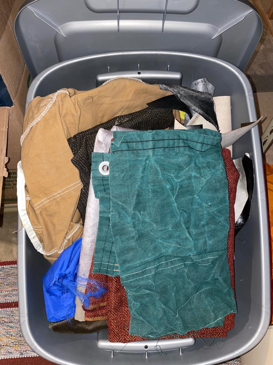 Tote of thick material | EstateSales.org
