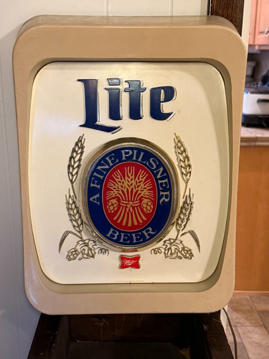 Miller Lite Lighted Sign- needs bulb replaced | EstateSales.org