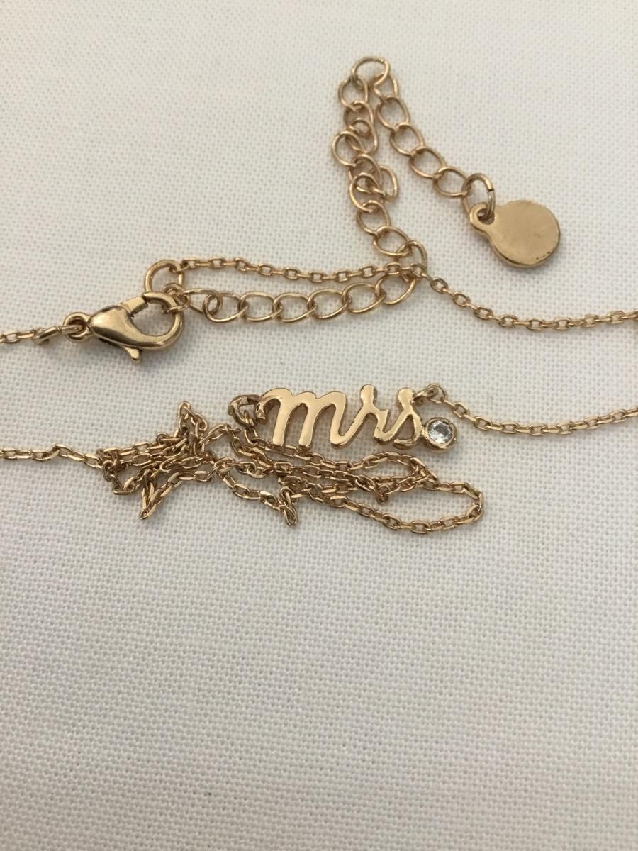 Cute gold tone Mrs necklace | EstateSales.org