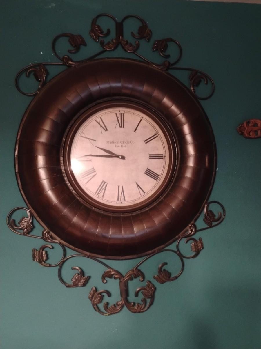 Large metal wall clock | EstateSales.org