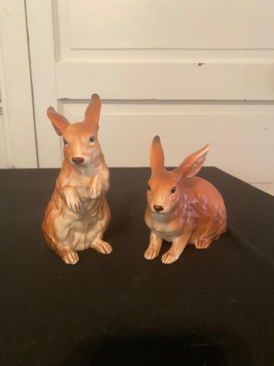 Pair of vintage Lefton porcelain bunnies | EstateSales.org