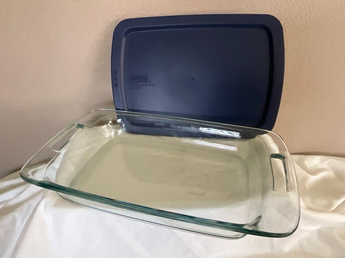 New Pyrex Glass 9x13 pan w/blue cover | EstateSales.org