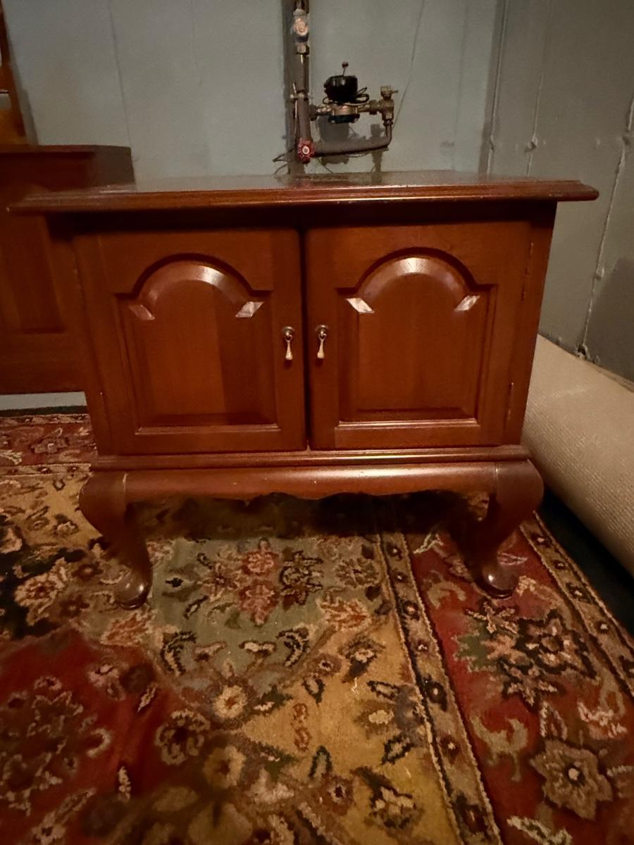 Pretty wood side table | EstateSales.org