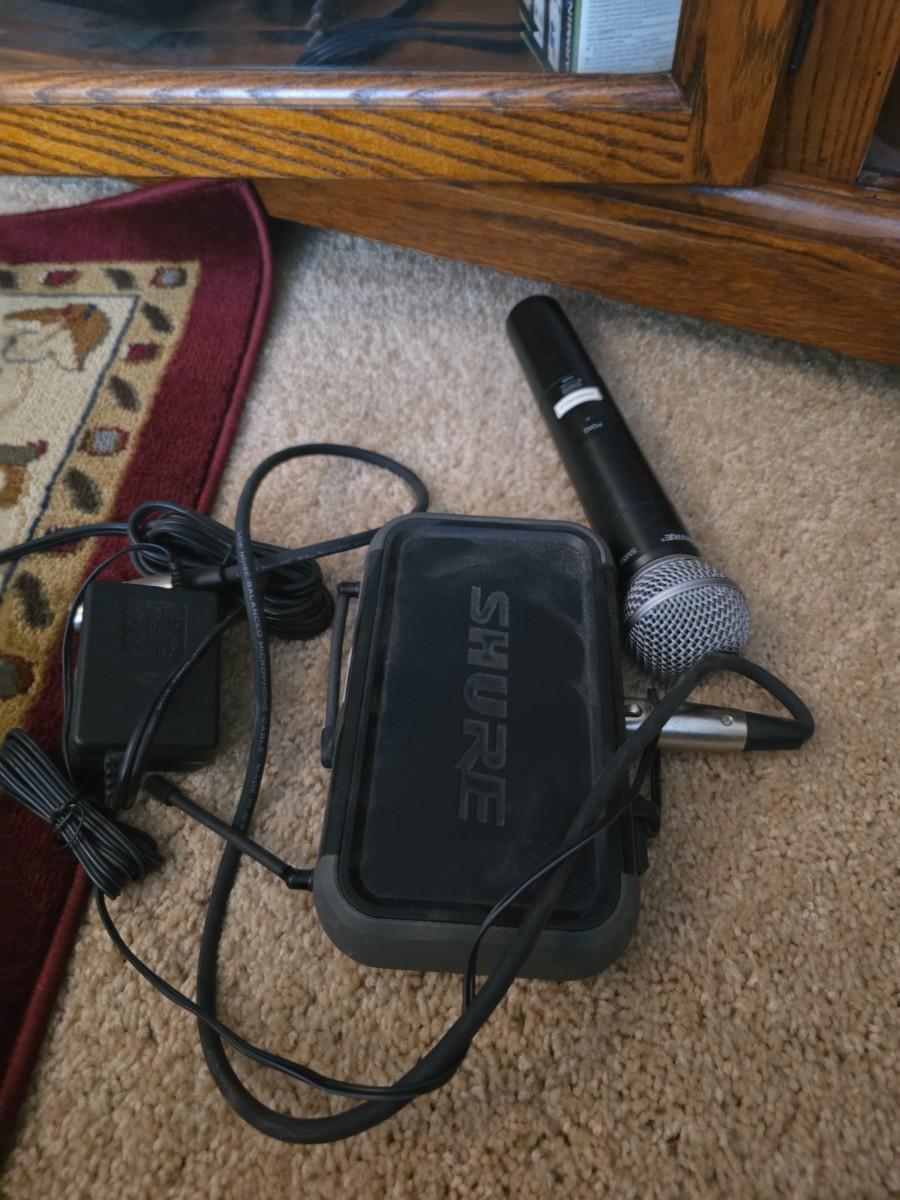 Share cordless microphone system | EstateSales.org
