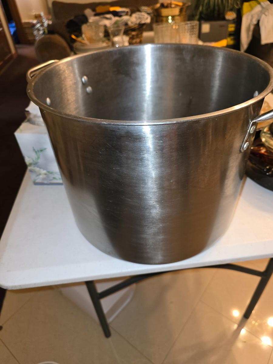 Large pot | EstateSales.org