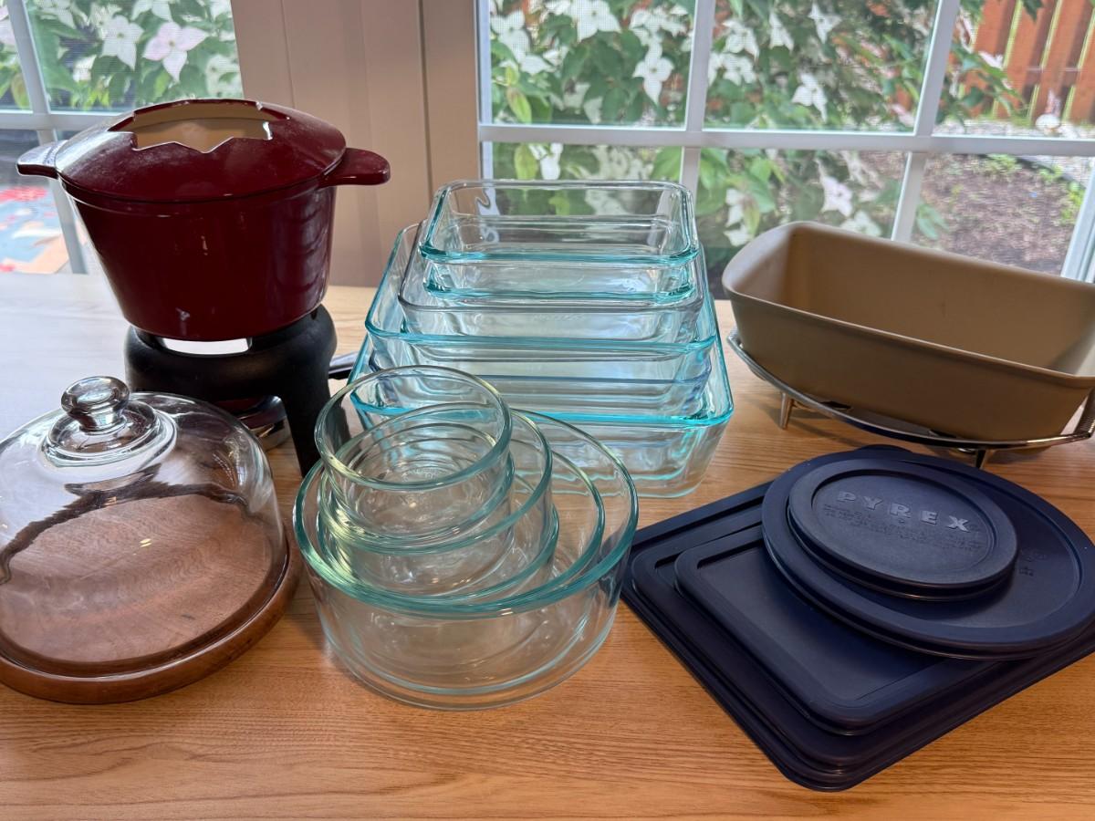 Glass Pyrex Containers Lot | EstateSales.org