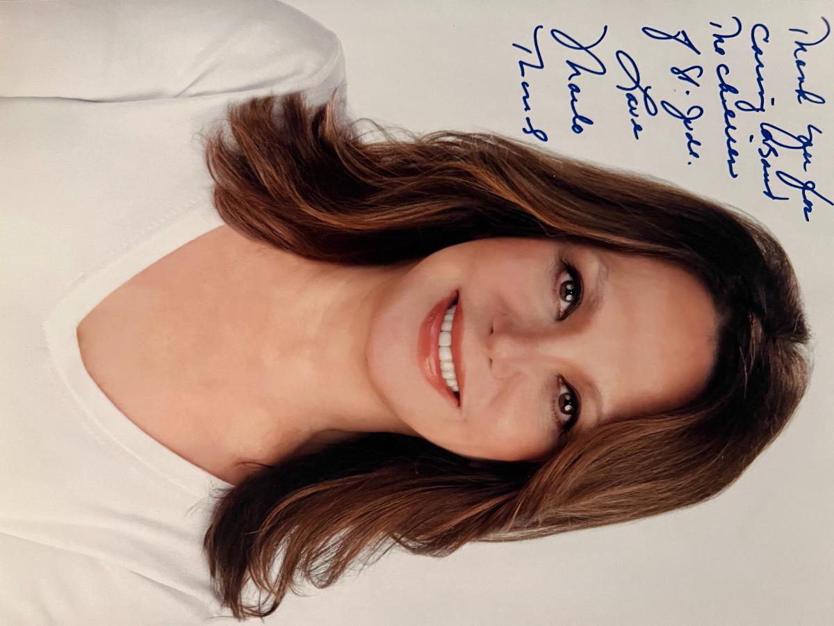 Marlo Thomas facsimile signed photo. 8x10 inches | EstateSales.org
