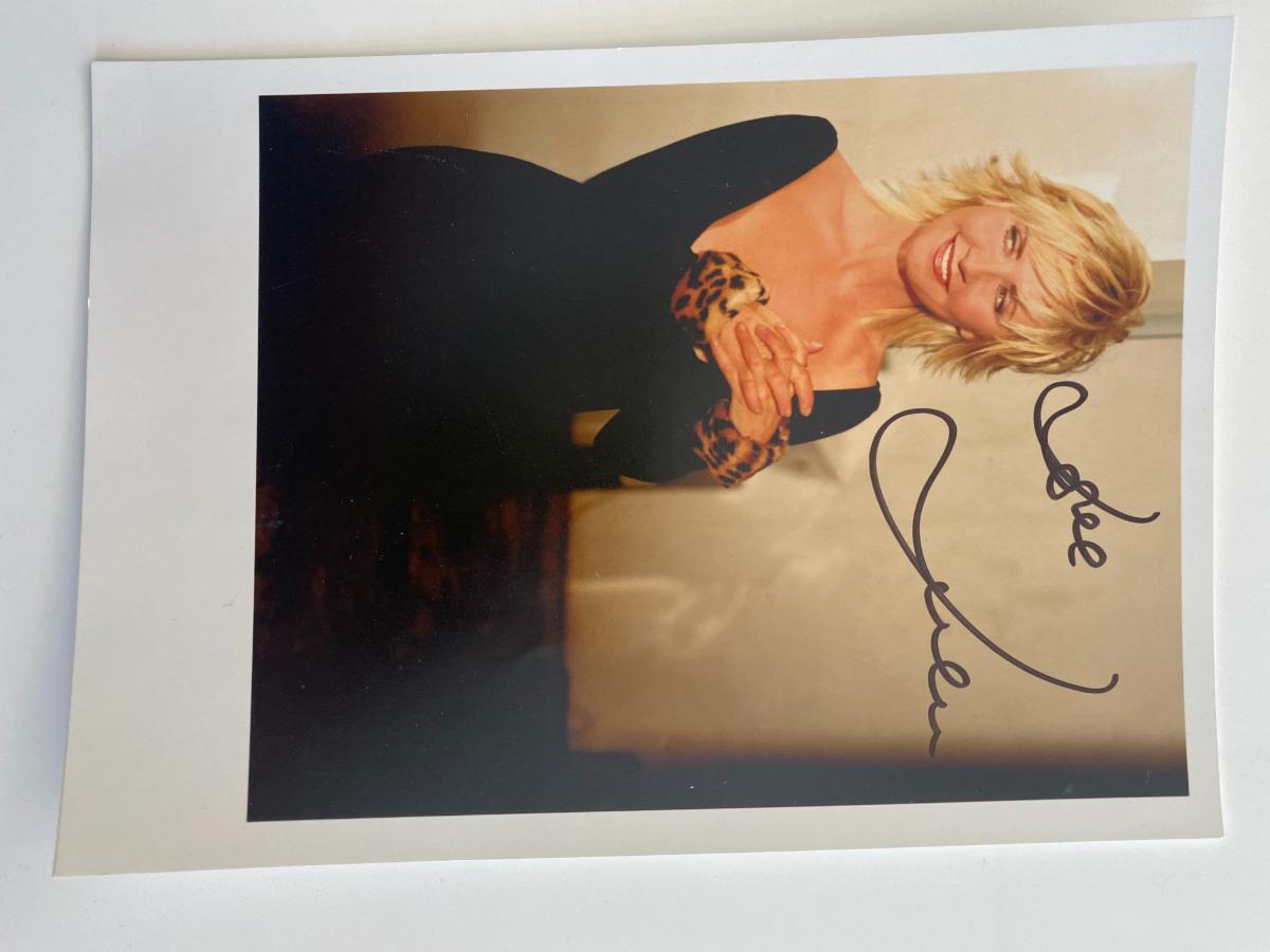 Singer Lulu signed photo | EstateSales.org