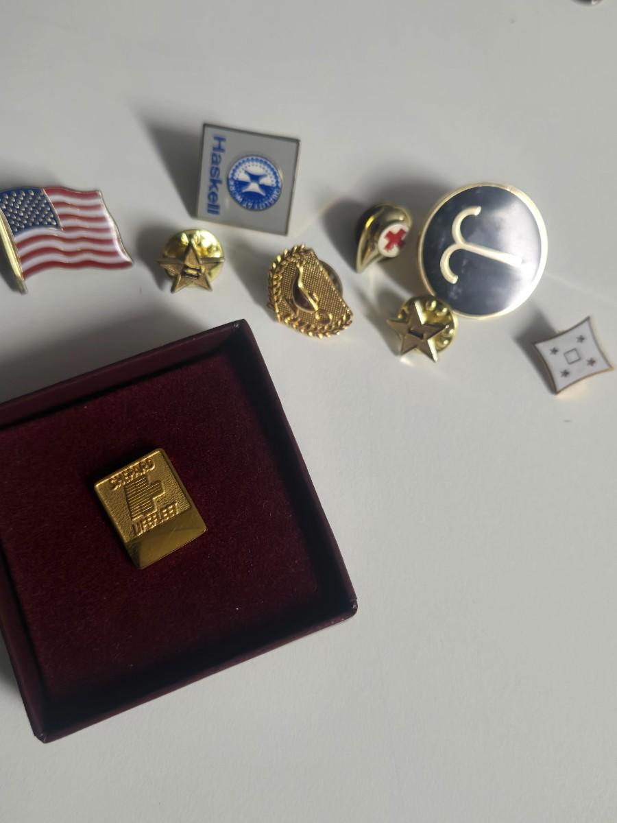 Lapel pin lot 1 | EstateSales.org