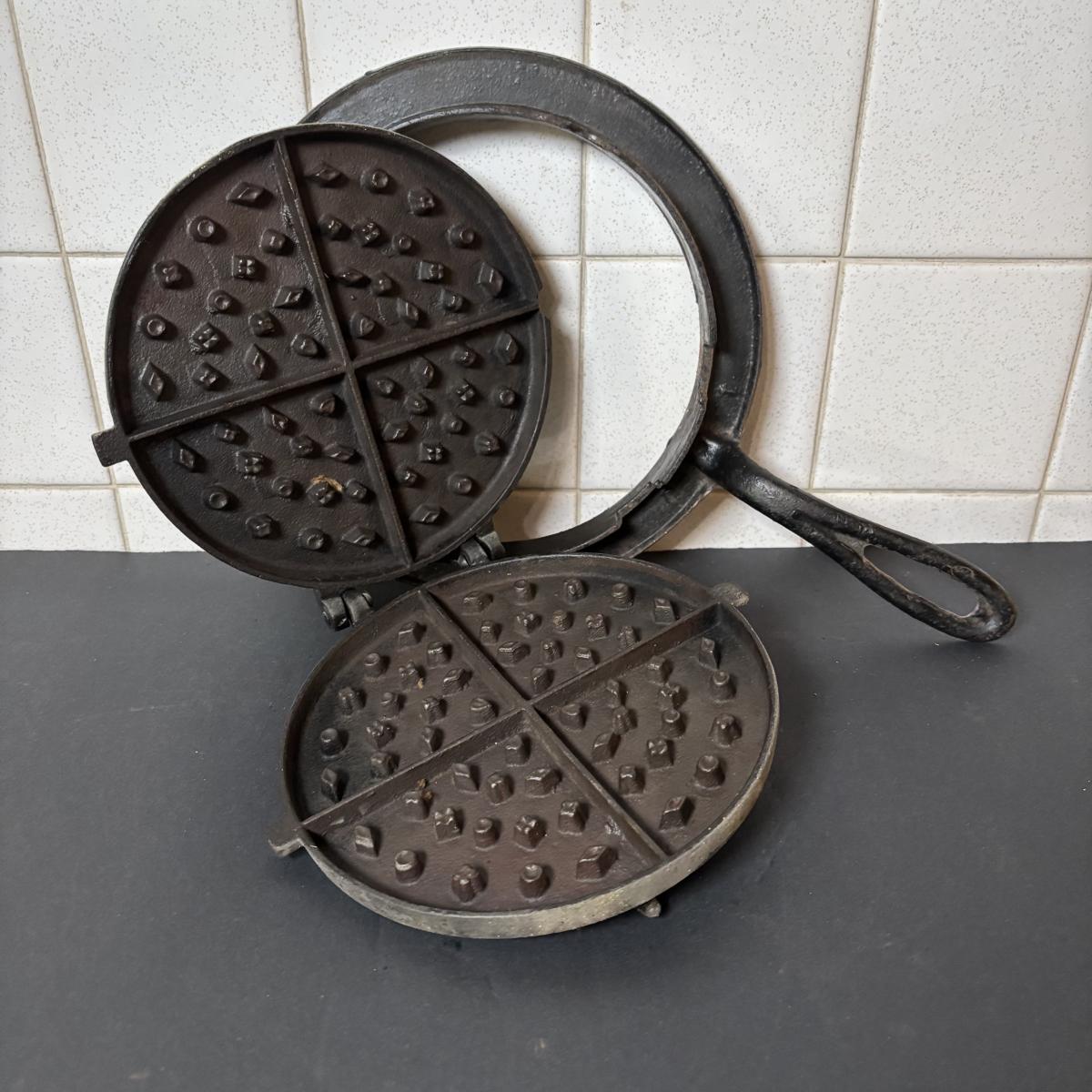 Lot 220: Unmarked Cast Iron Waffle Maker | EstateSales.org