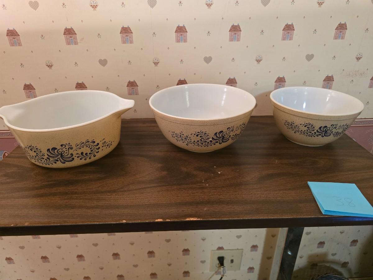 Pyrex bowls | EstateSales.org