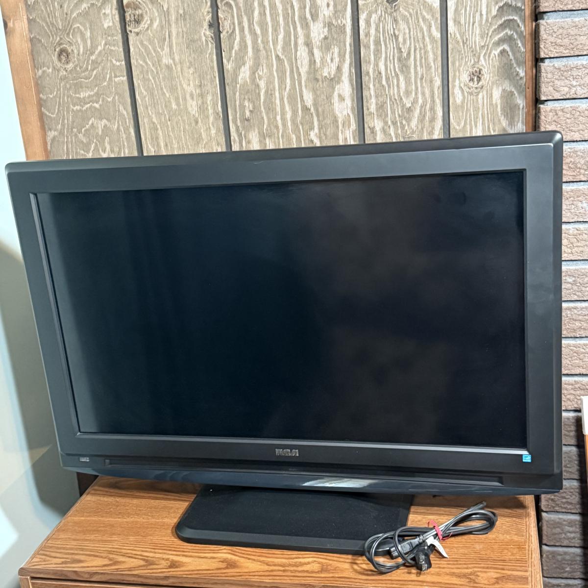 LOT 51L: RCA 32 Inch Television - Model L32HD31R | EstateSales.org