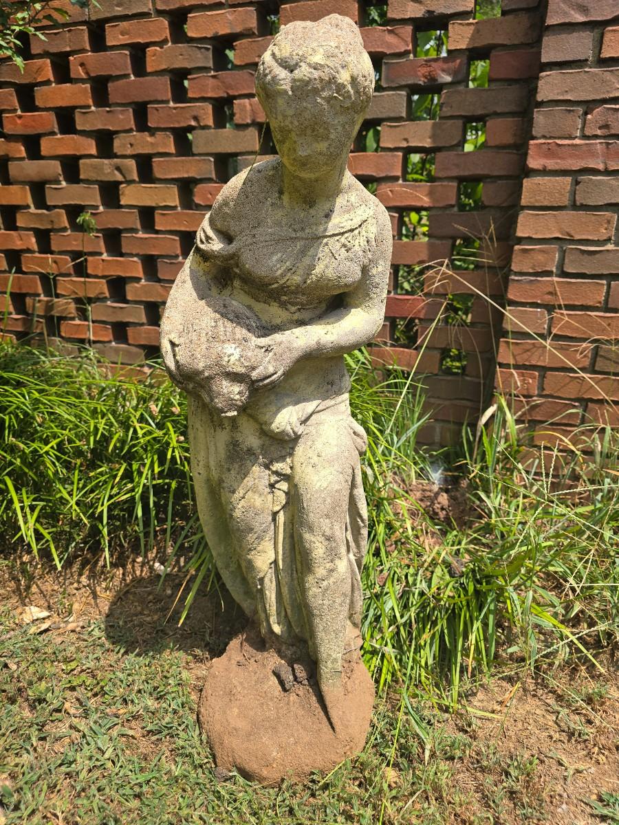 Concrete statue | EstateSales.org