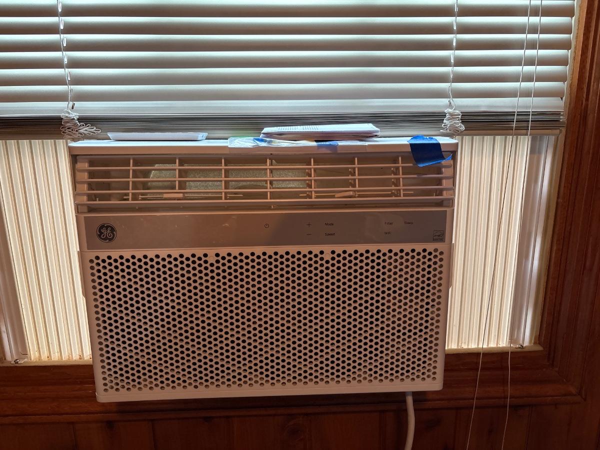 GE window AC unit with remote | EstateSales.org