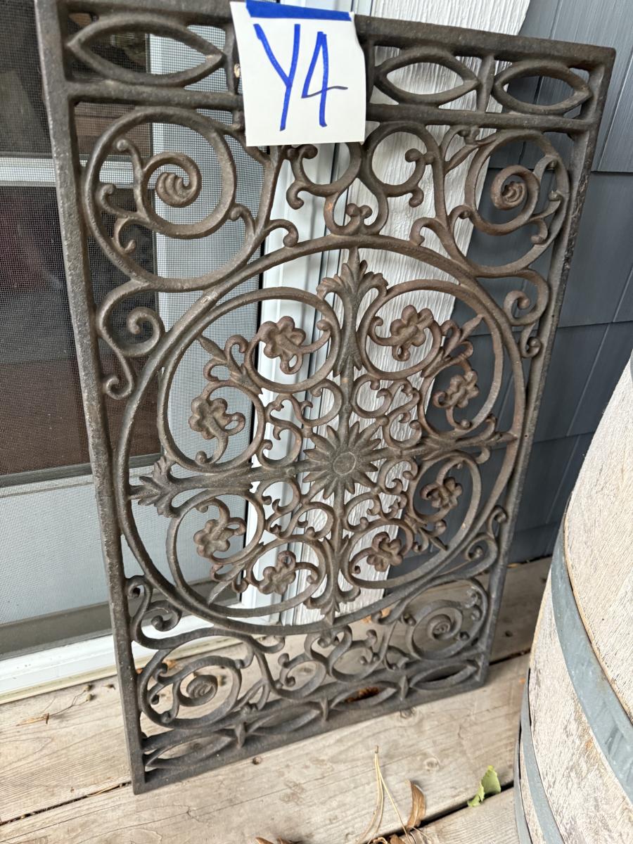 Y4-Ornate metal decorative grate | EstateSales.org