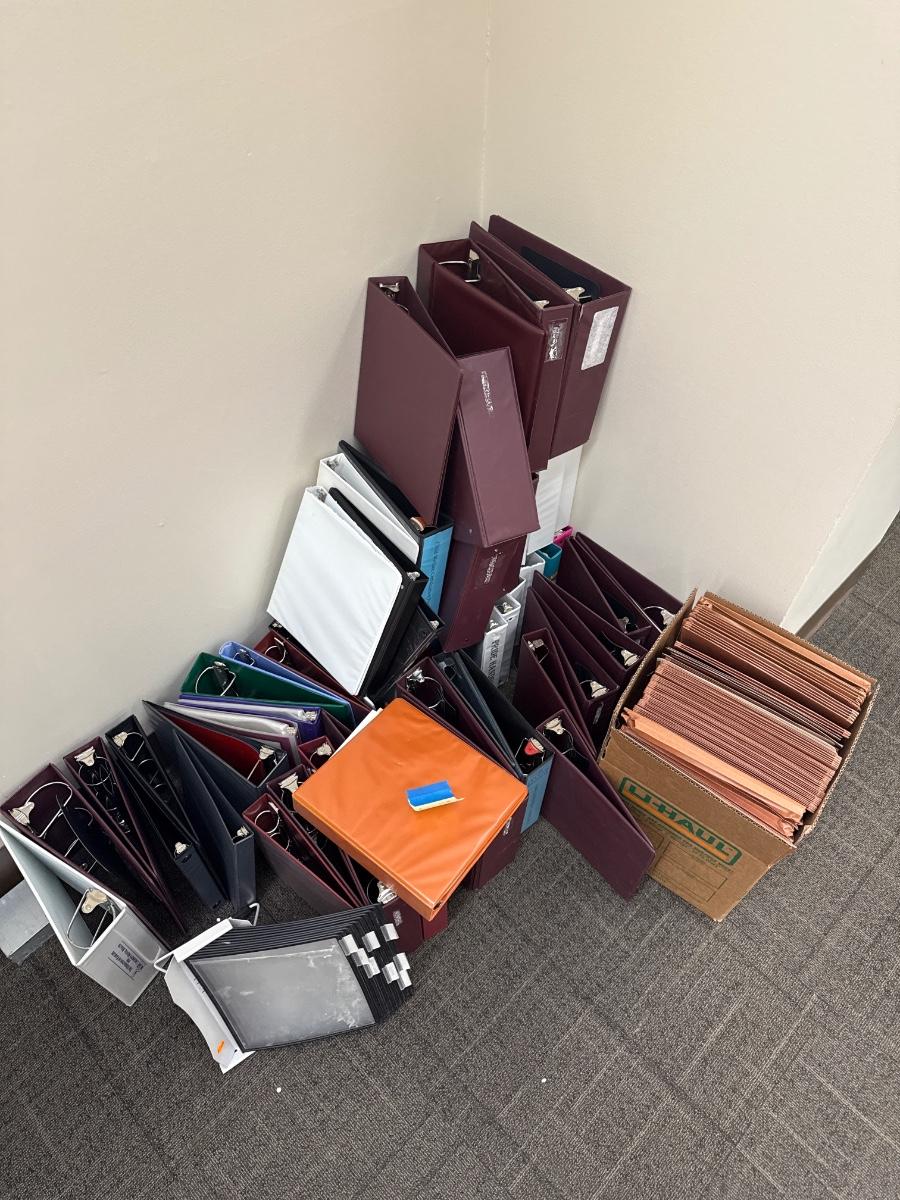 2V5-expanding files and binders | EstateSales.org