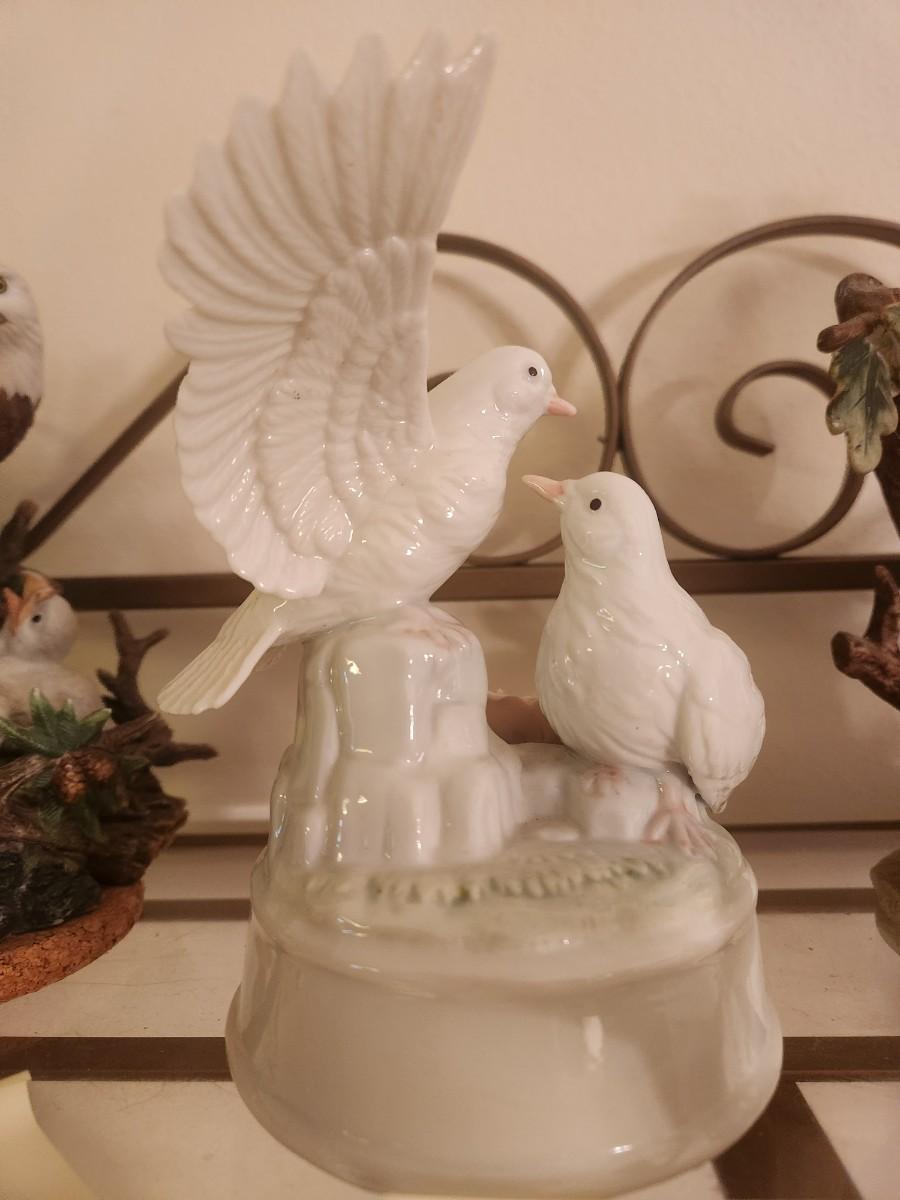 Dove Music Box | EstateSales.org