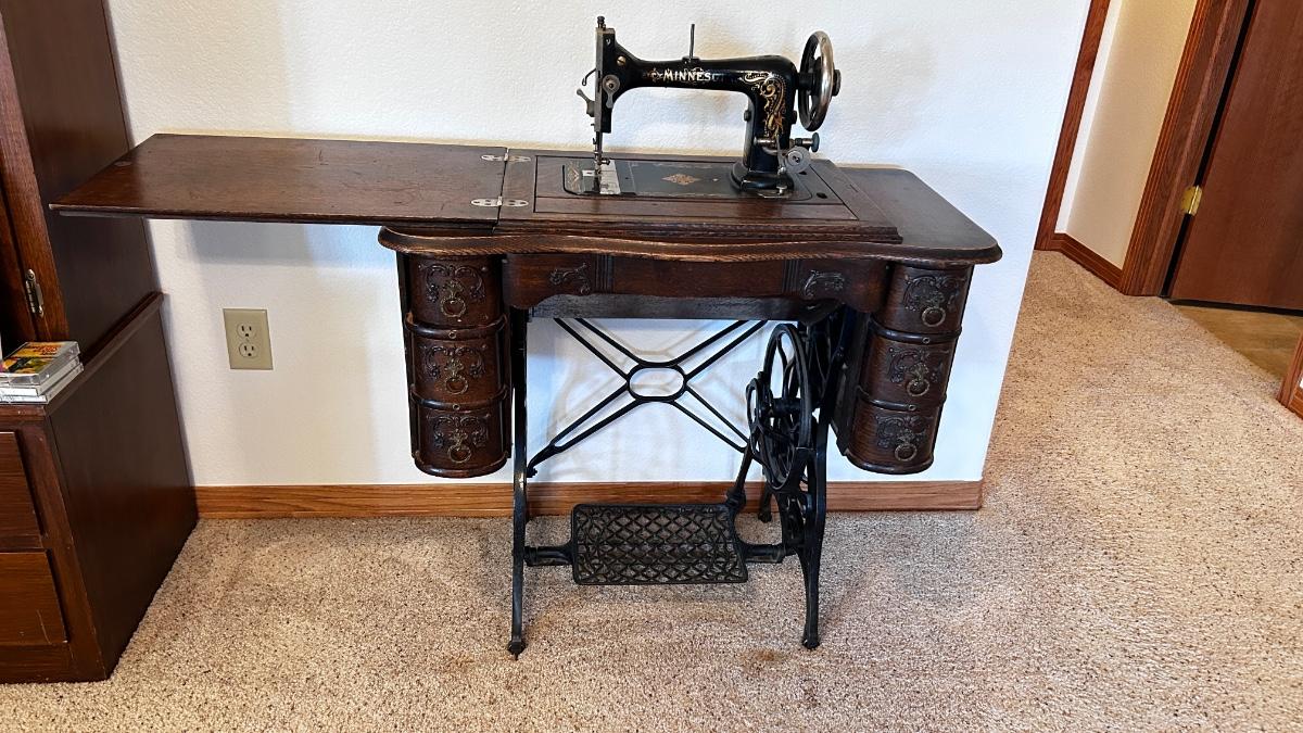 NICE EARLY 1900’s MINNESOTA TREADLE SEWING MACHINE WITH ACCESSORIES ...