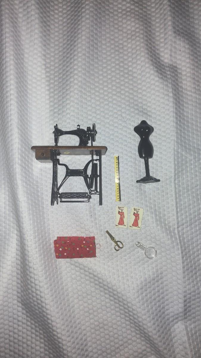 DOLLHOUSE SEWING MACHINE AND ACCESSORIES | EstateSales.org