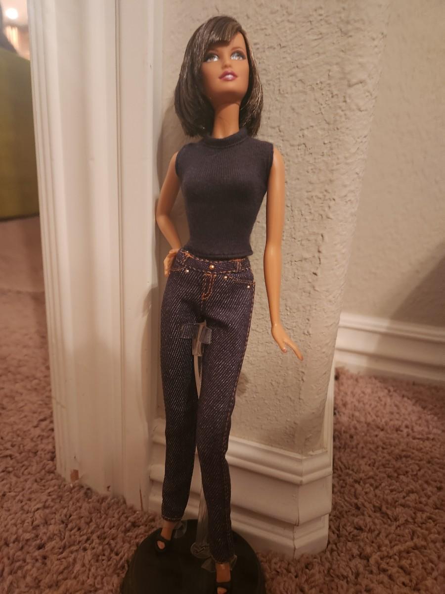 2011 Barbie Basics Model #2 Black Label Collection #2 | EstateSales.org