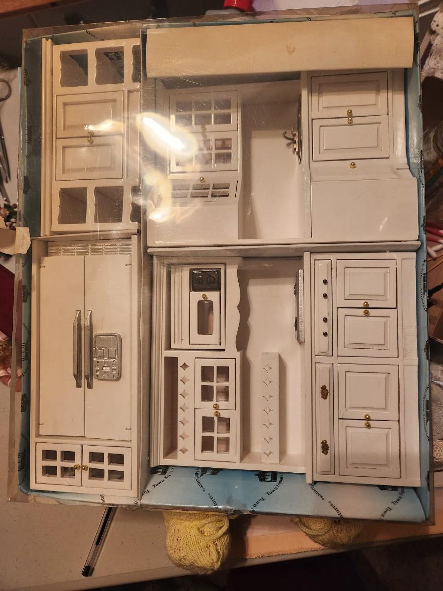 Town Square Miniatures White Kitchen Set | EstateSales.org