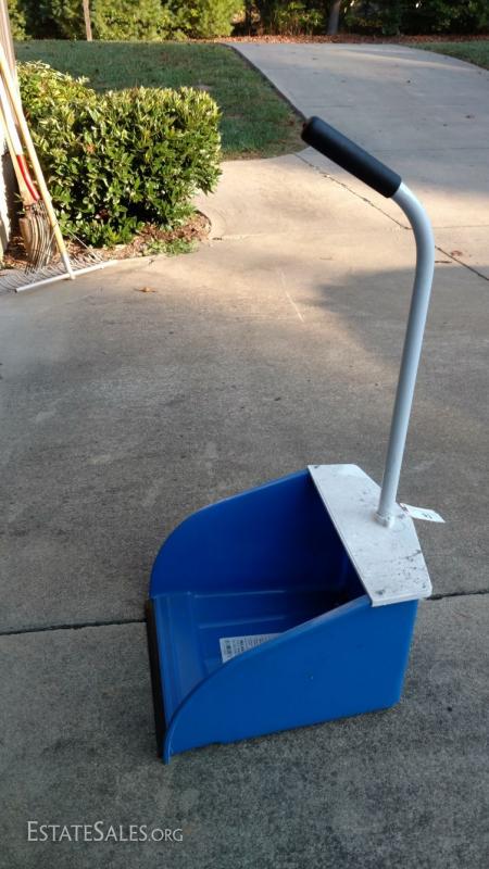 Stand Up Dust Pan | EstateSales.org