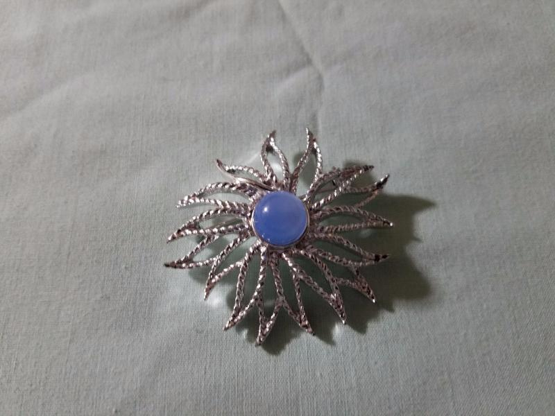 Broach with blue stone inlay | EstateSales.org