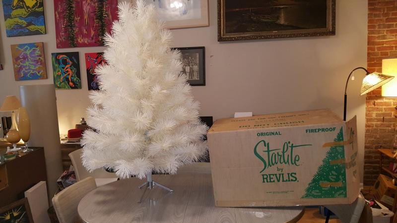 MIB Starlite White Christmas Tree | EstateSales.org