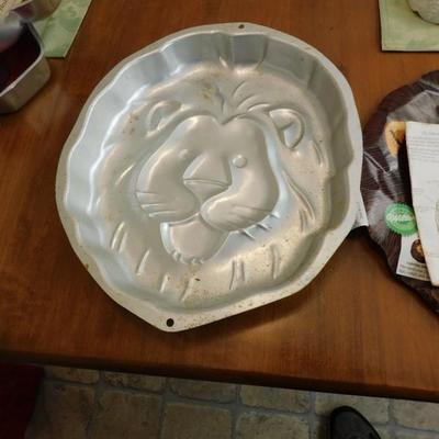 1994 Wilton Aluminum Lion Face Cake Pan | EstateSales.org