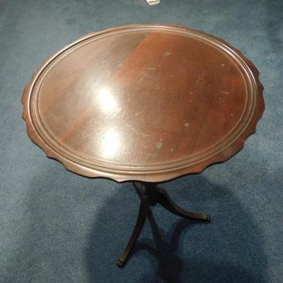 Mersman Duncan Phyfe Pie Crust Table | EstateSales.org