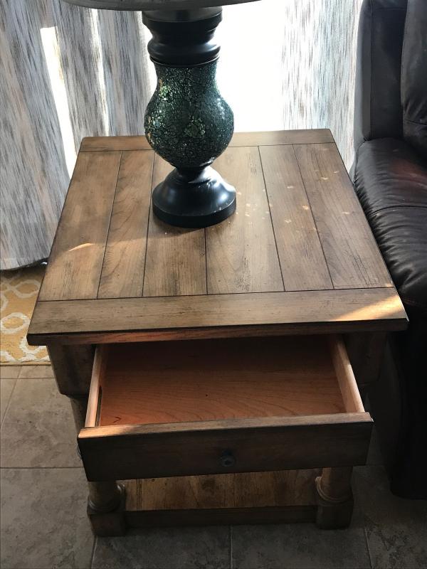 100 % OAK BEAUTIFUL END TABLE | EstateSales.org