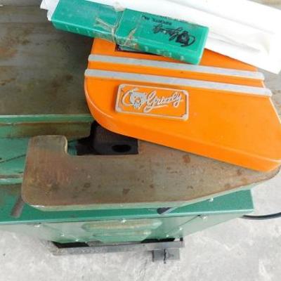 Commercial Grizzly Floor Model G1182 6" Jointer | EstateSales.org