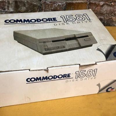 vintage COMMODORE 1581 DISK DRIVE | EstateSales.org