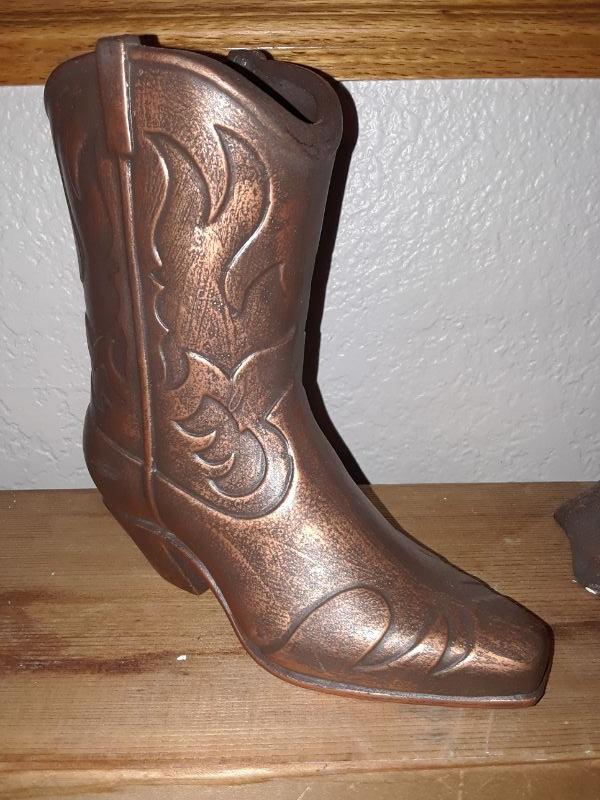 BRONZE BOOT | EstateSales.org