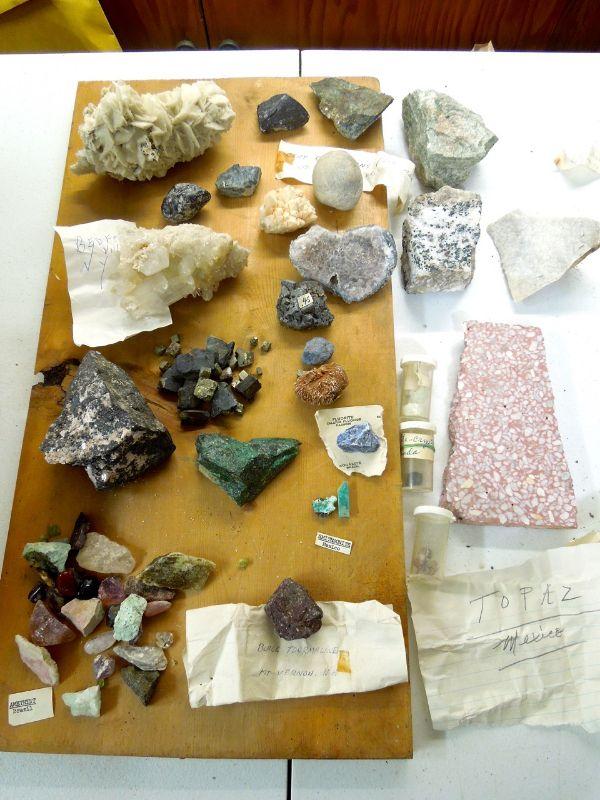 Lot 128: Grab Box of Rocks #7 | EstateSales.org