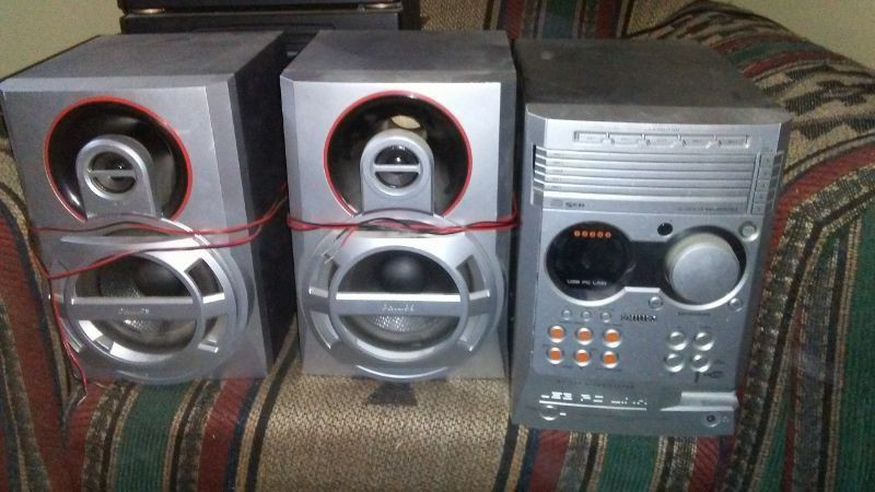 Stereo system - silver, 5 disc CD, two speakers | EstateSales.org